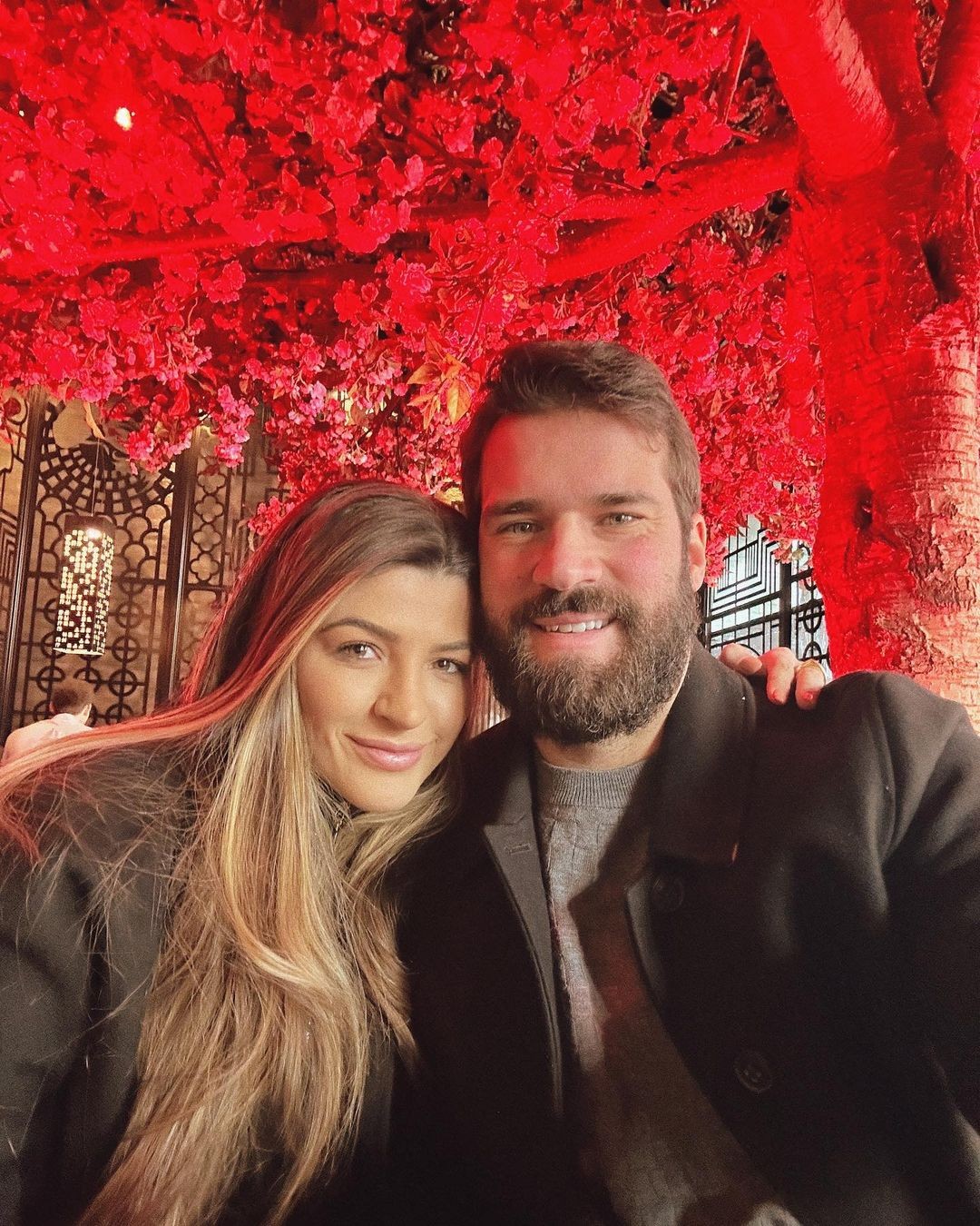 Natália Becker exibe momento romântico com Alisson | Celebridades | Vogue