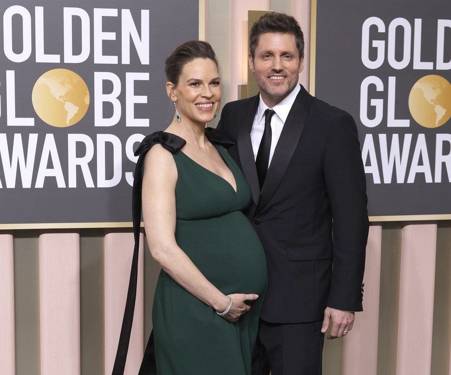 Hilary Swank revela que deu à luz gêmeos | Notícias | Quem