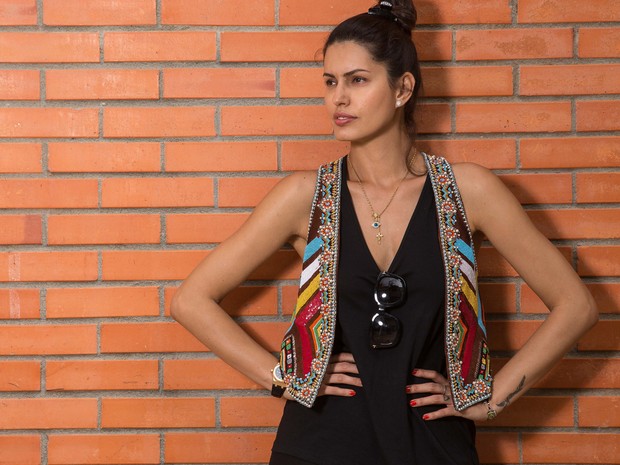 Quatro anos depois de "ouvido biônico", Brenda Costa volta às ...