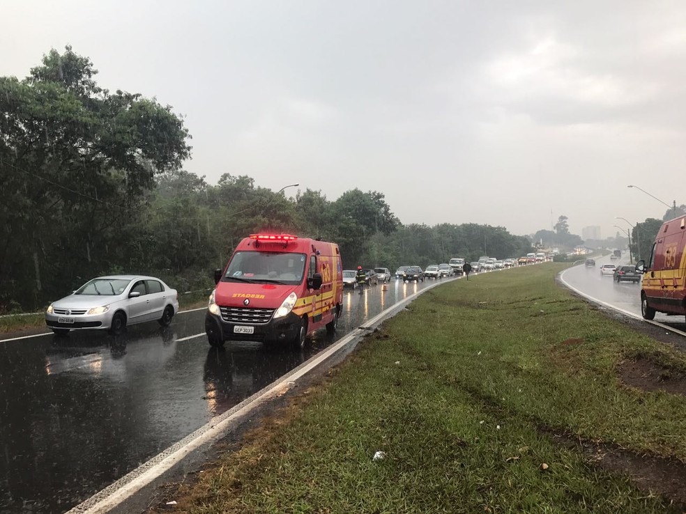 Caminhão tomba na Avenida Pádua Dias, em Piracicaba, e motorista fica ...