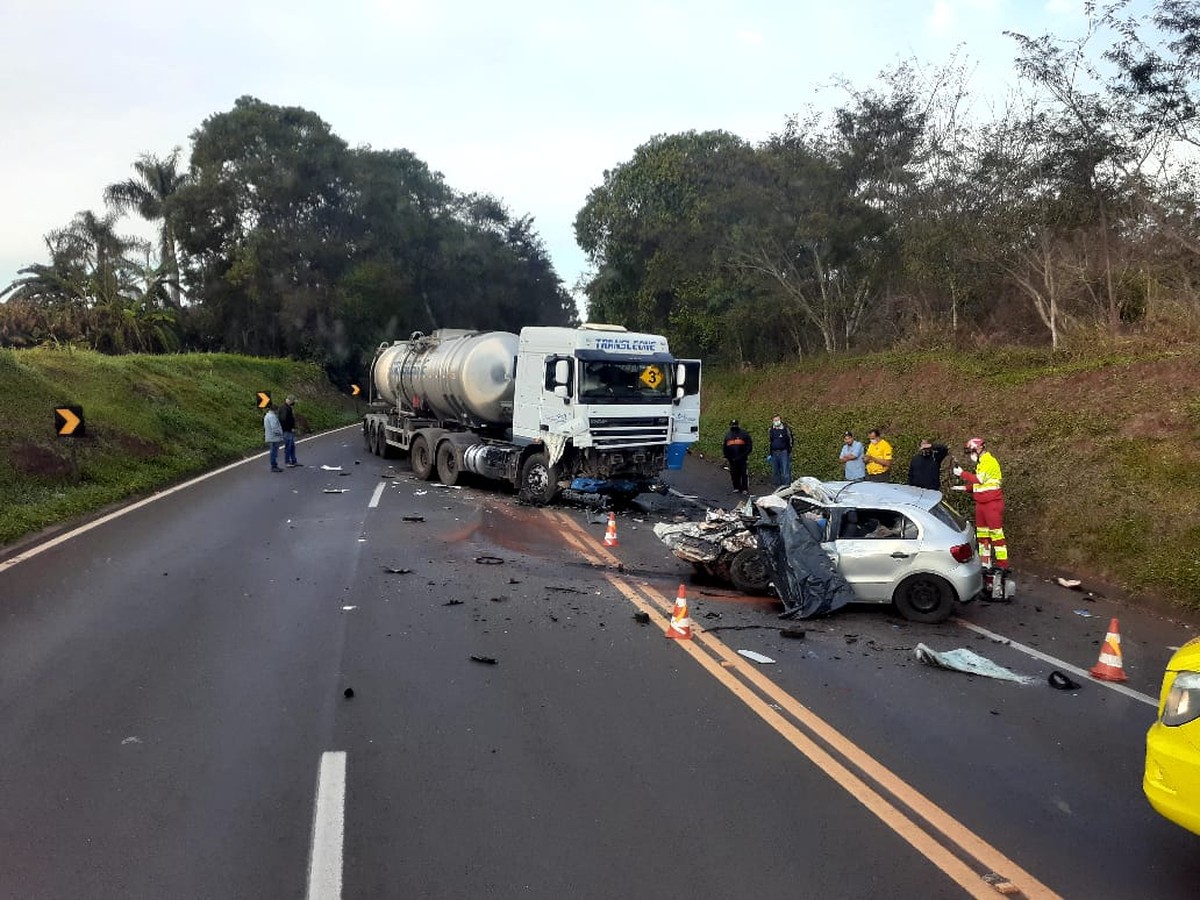 Duas Pessoas Morrem Em Acidente Entre Carro E Carreta Que Transportava