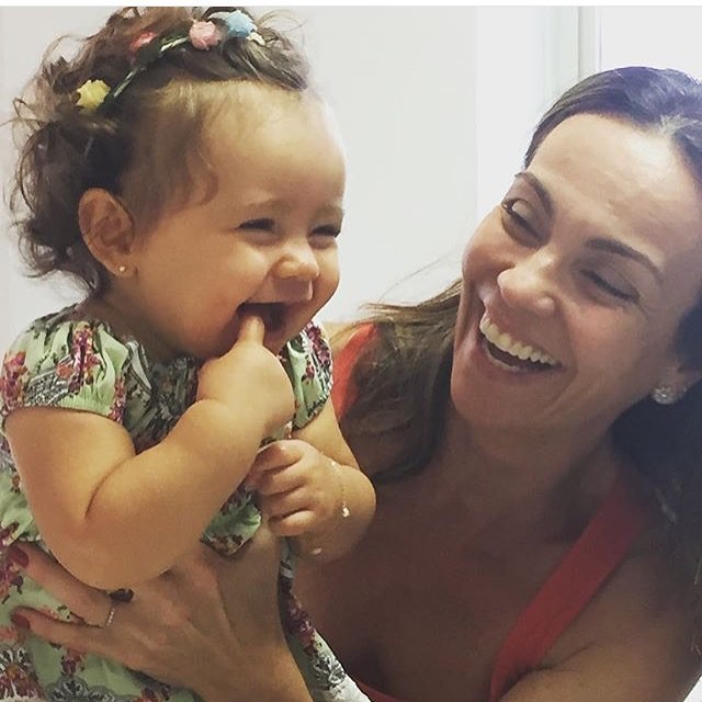 Flávia Monteiro posta foto fofa com a filha - Quem | QUEM News
