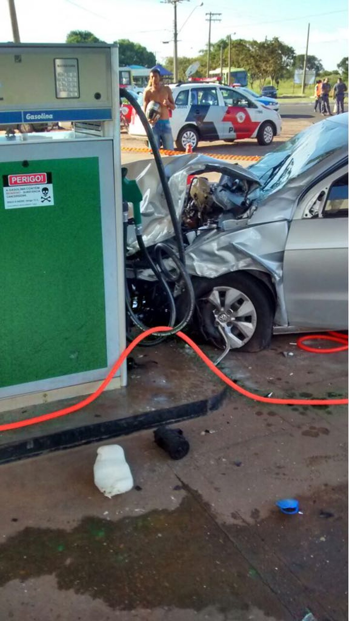 Carro invade posto de combustíveis e bate em veículos em Ilha Solteira | São José do Rio Preto e ...