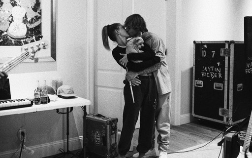 Justin Bieber surge agarradinho com a esposa Hailey e reflete: Justin Bieber surge agarradinho com a esposa Hailey e reflete: