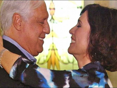 Wanda oferece jantar, pede desculpas a Marina e tenta seduzir Raul ...