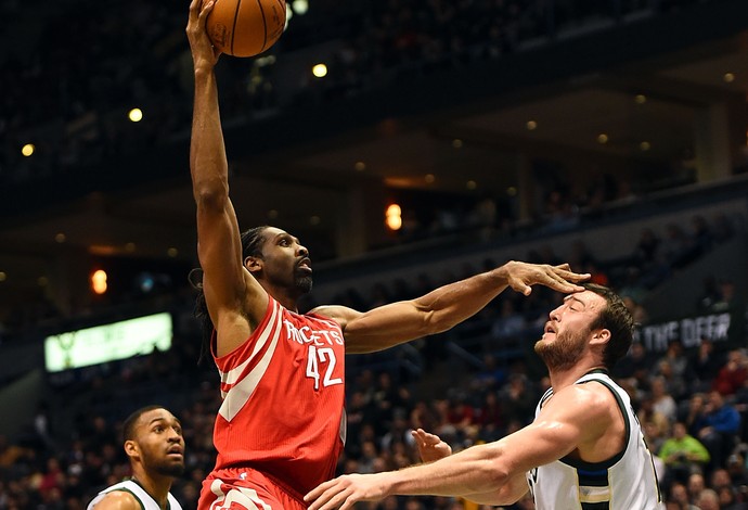 Harden e Nenê têm boa atuação, mas Bucks desbancam os Rockets em casa