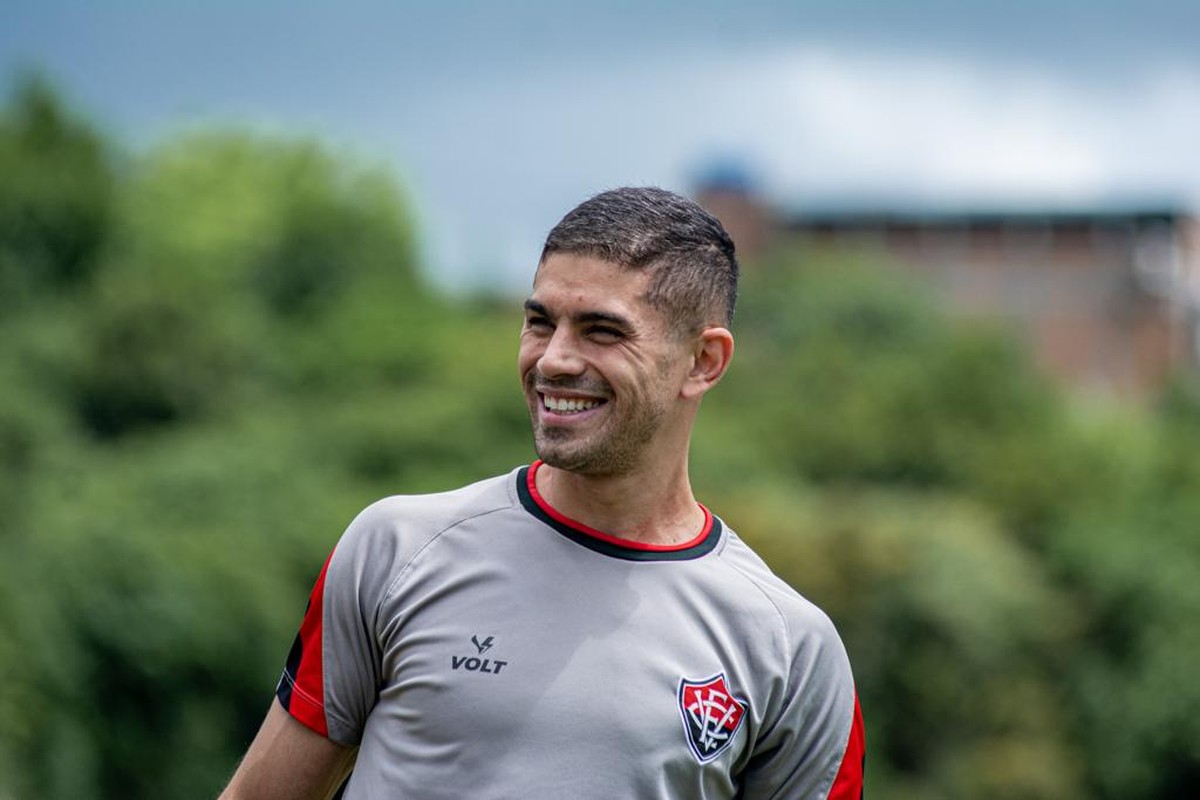 Com a presença de Gegê no treino desta quarta-feira, Vitória conta com ...