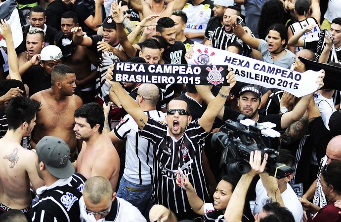 Torcedores fazem festa na chegada da delegação do Corinthians ao CT
