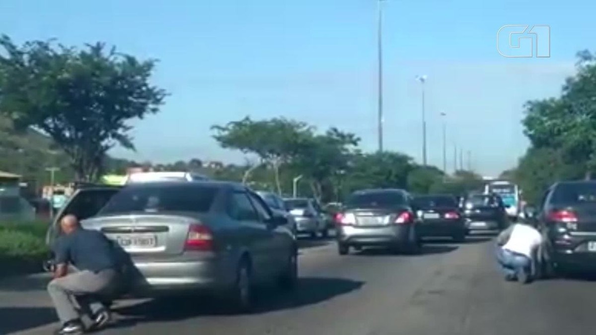Motoristas se protegem de tiroteio na Avenida Brasil, na Zona Oeste do Rio; vídeo | Rio de ...