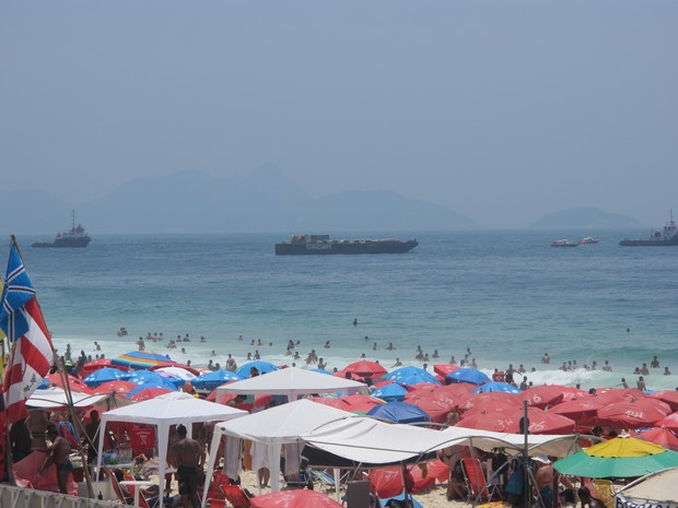 G1 - A poucas horas do réveillon, Praia de Copacabana já está cheia ...