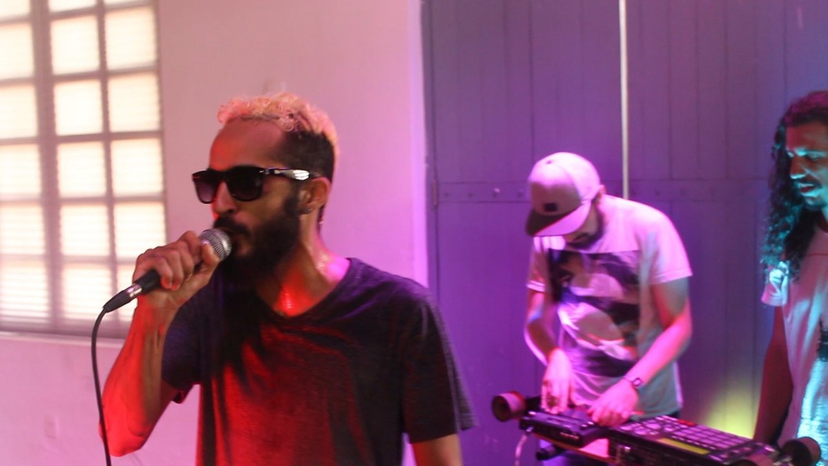 Bravo une letras urbanas com rap e dub e canta 'música do futuro' no ...