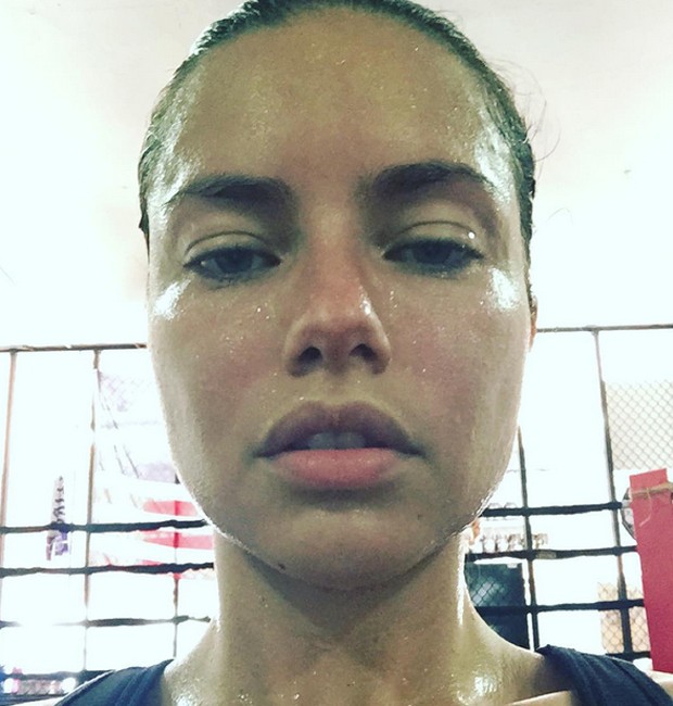 Adriana Lima publica foto com o rosto todo suado - Quem | QUEM News