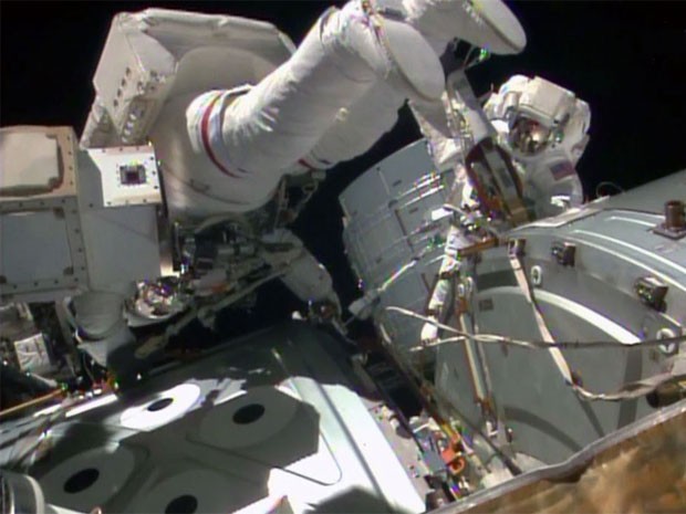 G1 - Astronautas fazem caminhada espacial para reparos na ISS ...