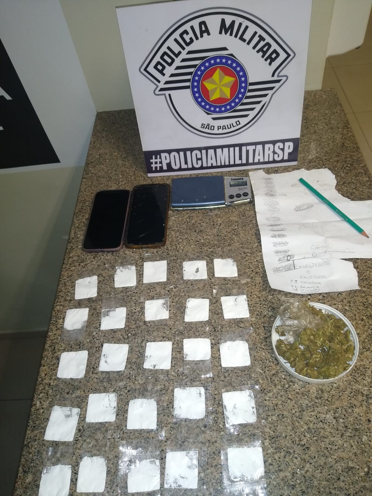 Dois Homens São Presos Por Suspeita De Tráfico De Drogas No Bairro