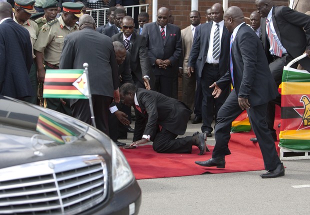 Aos 90 anos, presidente Robert Mugabe tropeça e cai em evento no ...