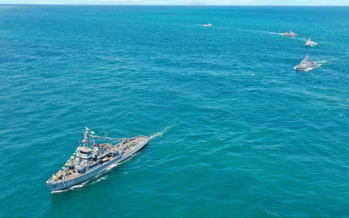 Navios da Marinha 'desfilam' pela Baía de Todos-os-Santos em ...