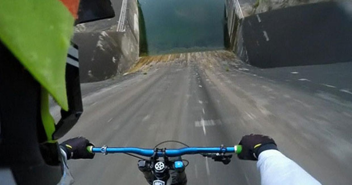 G1 - Ciclista desafia morte em descida vertical em represa vista por ...