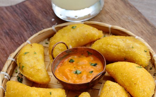 Receita de pastel de angu com recheio de queijo - Casa Vogue | Receita