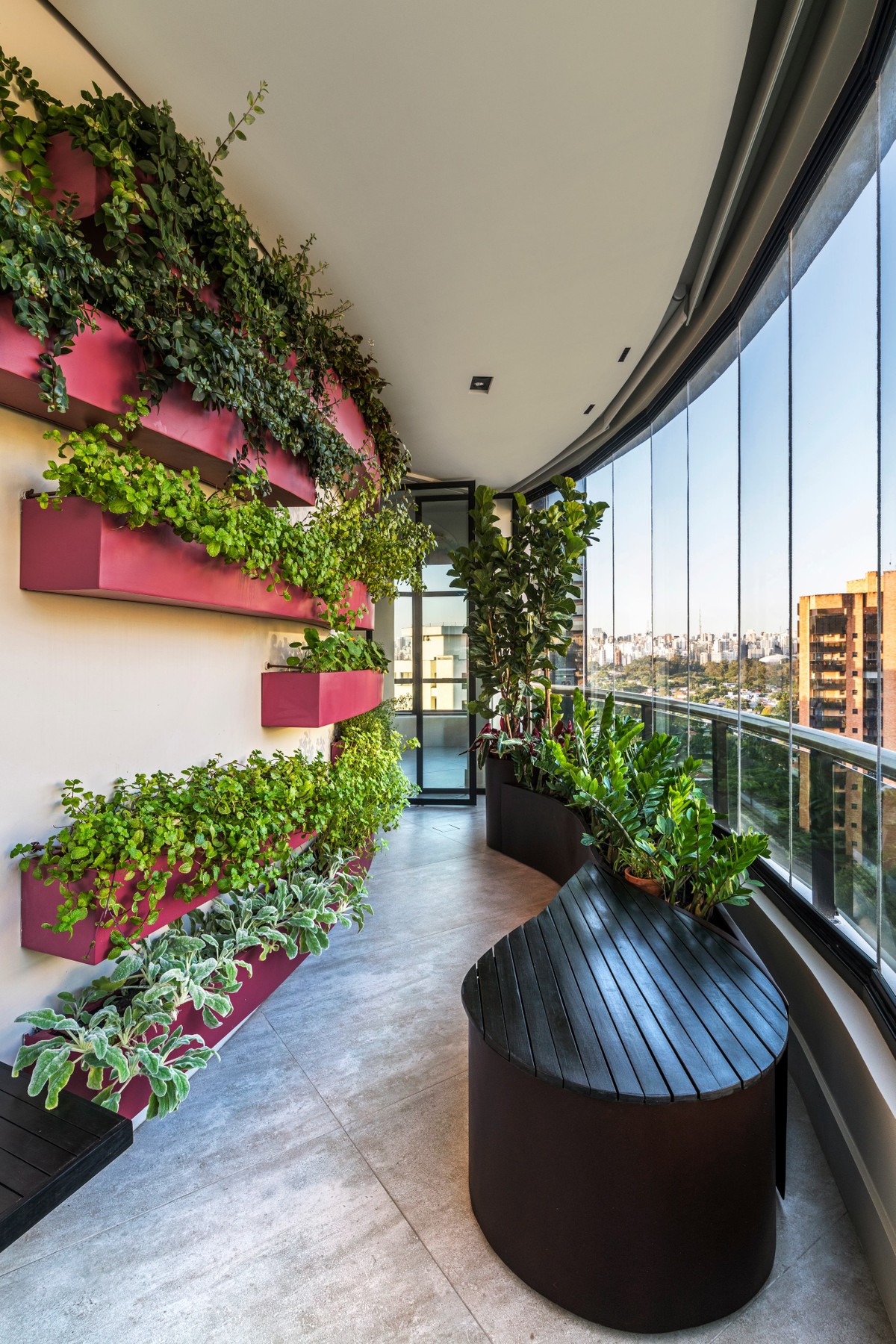 Décor do dia: varanda curva com horta suspensa e vista para a cidade ...