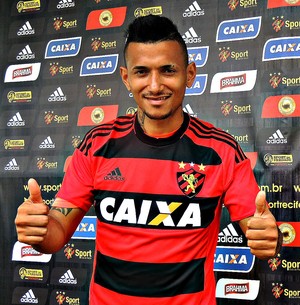 Mais experiente e frio na hora de fazer gol: Rogério se apresenta no Sport