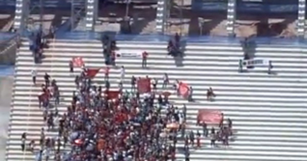 G1 - Sem-teto invadem obra do estádio do Corinthians em SP para ...