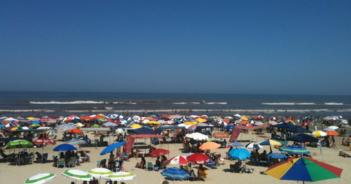 G1 - Sob céu limpo e sol forte, turistas lotam praia de Capão da Canoa ...