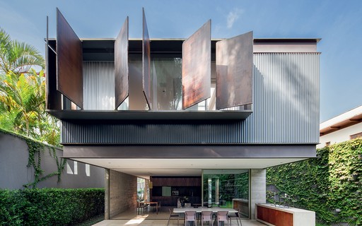 Fluidez e funcionalidade marcam arquitetura ortogonal de casa em SP ...