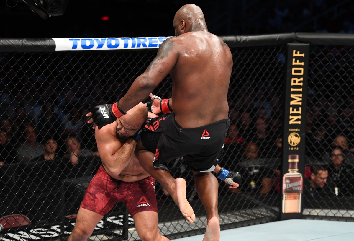 Derrick Lewis sofre com o wrestling de Ilir Latifi, mas vence por ...