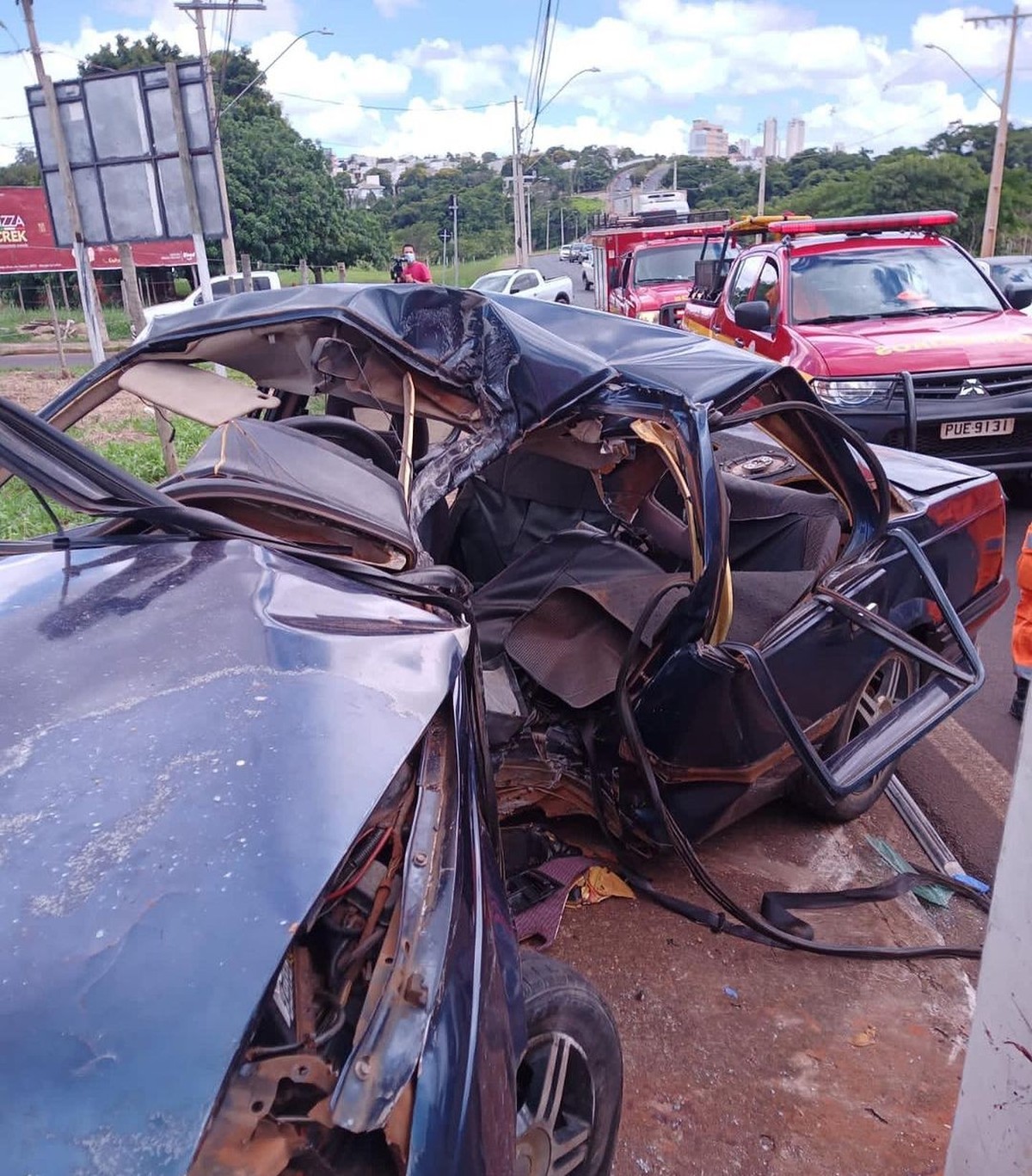 VÍDEO: motorista fica em estado grave após bater carro em poste em Uberlândia | Triângulo ...