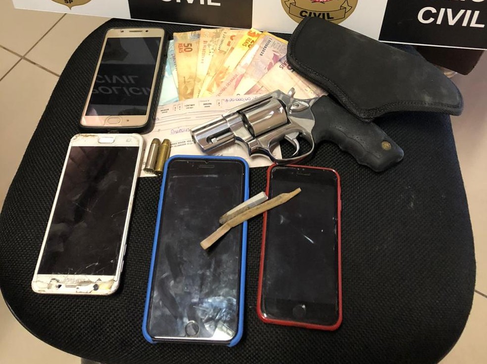 Homem é Preso Em Flagrante Por Posse Ilegal De Arma De Fogo Mas Paga