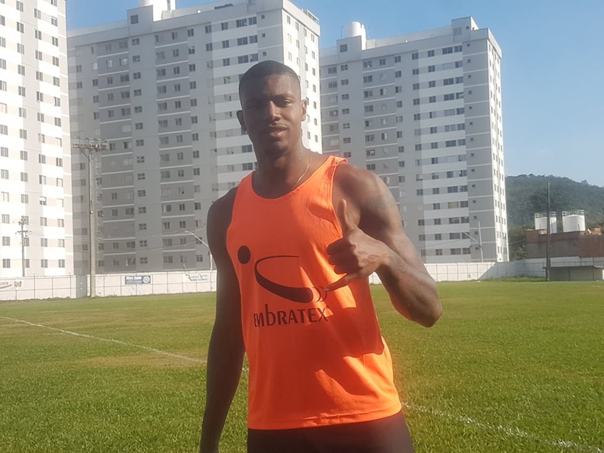 De férias em MG, atacante Wesley Moraes, do Aston Villa, fará período ...