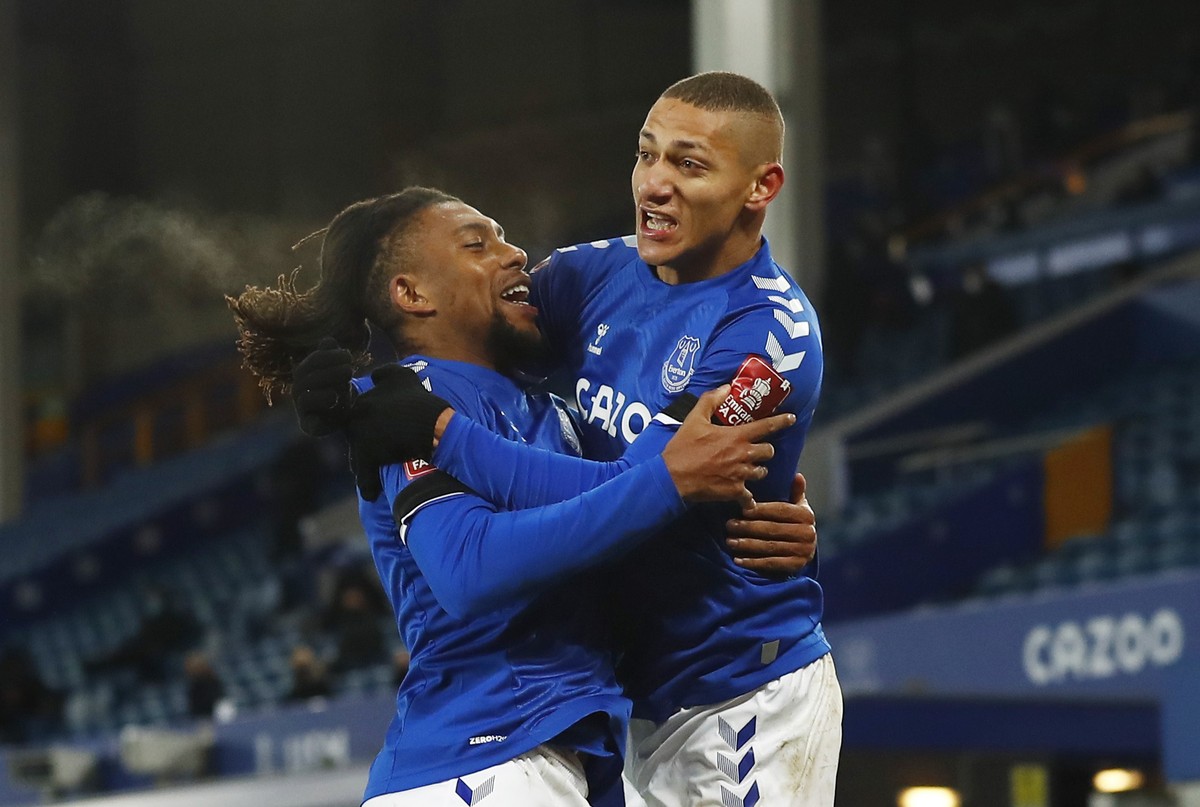 Com gols de Richarlison e Bernard, Everton elimina o Tottenham em ...