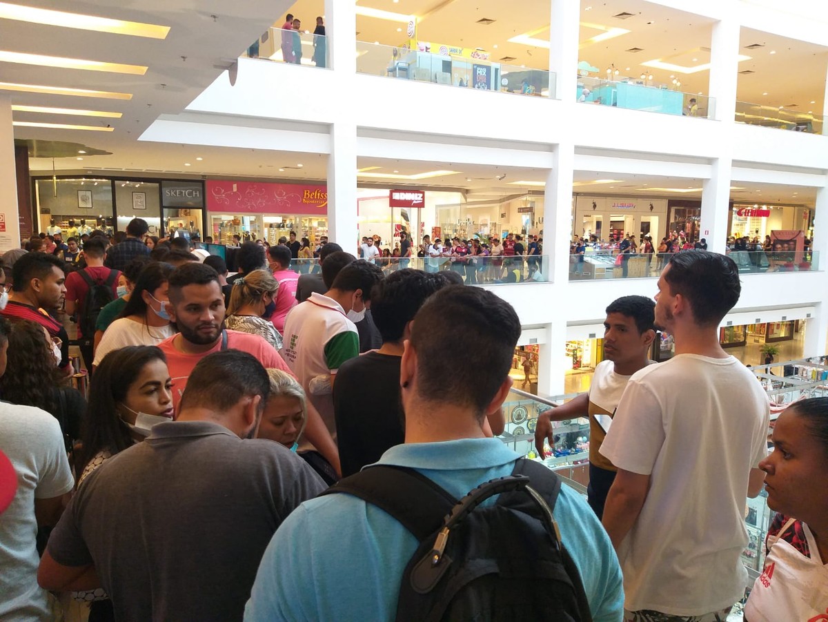 Após 6 horas na fila, estudantes comemoram compra de ingressos para ...