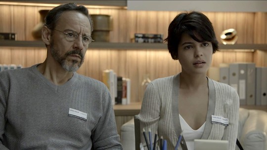 Lívia sobe ao altar com vestido ousado e nada tradicional; veja foto ...