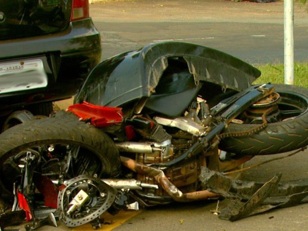 G1 - Com forte neblina, motociclista bate em carro e morre na pista em ...