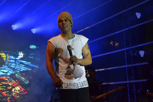 Zé Felipe ganha sutiã de fã durante show em São Paulo - Quem | QUEM News