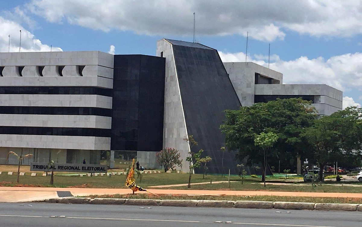TRE condena eleitor do DF por forjar dados e criar dois títulos ...