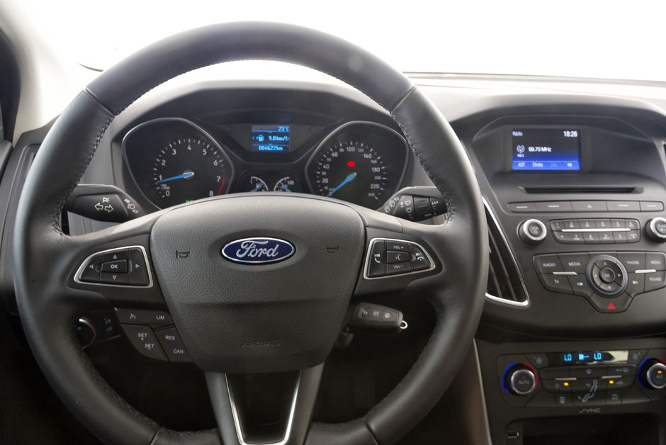 Comparativo: Volkswagen Golf 1.6 Comfortline X Ford Focus 1.6 SE Plus ...