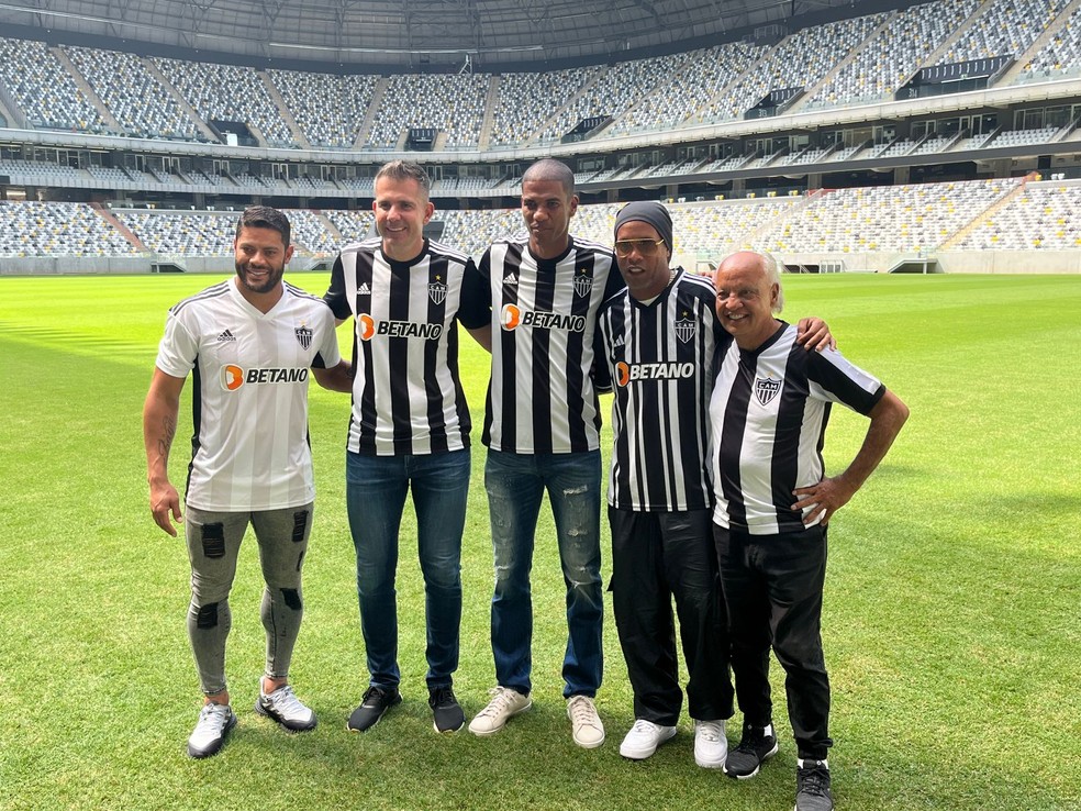 Hulk e Ronaldinho se encontram no estádio do Atlético-MG e repetem ...