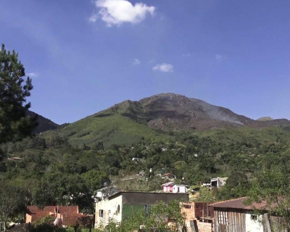 Fogo queima cinco mil metros quadrados de mata no Morro do Capivari ...