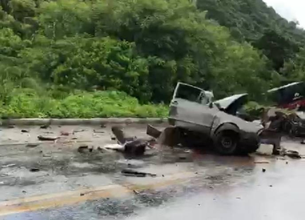 Acidente entre veículos deixa cinco mortos e carro partido ao meio em ...