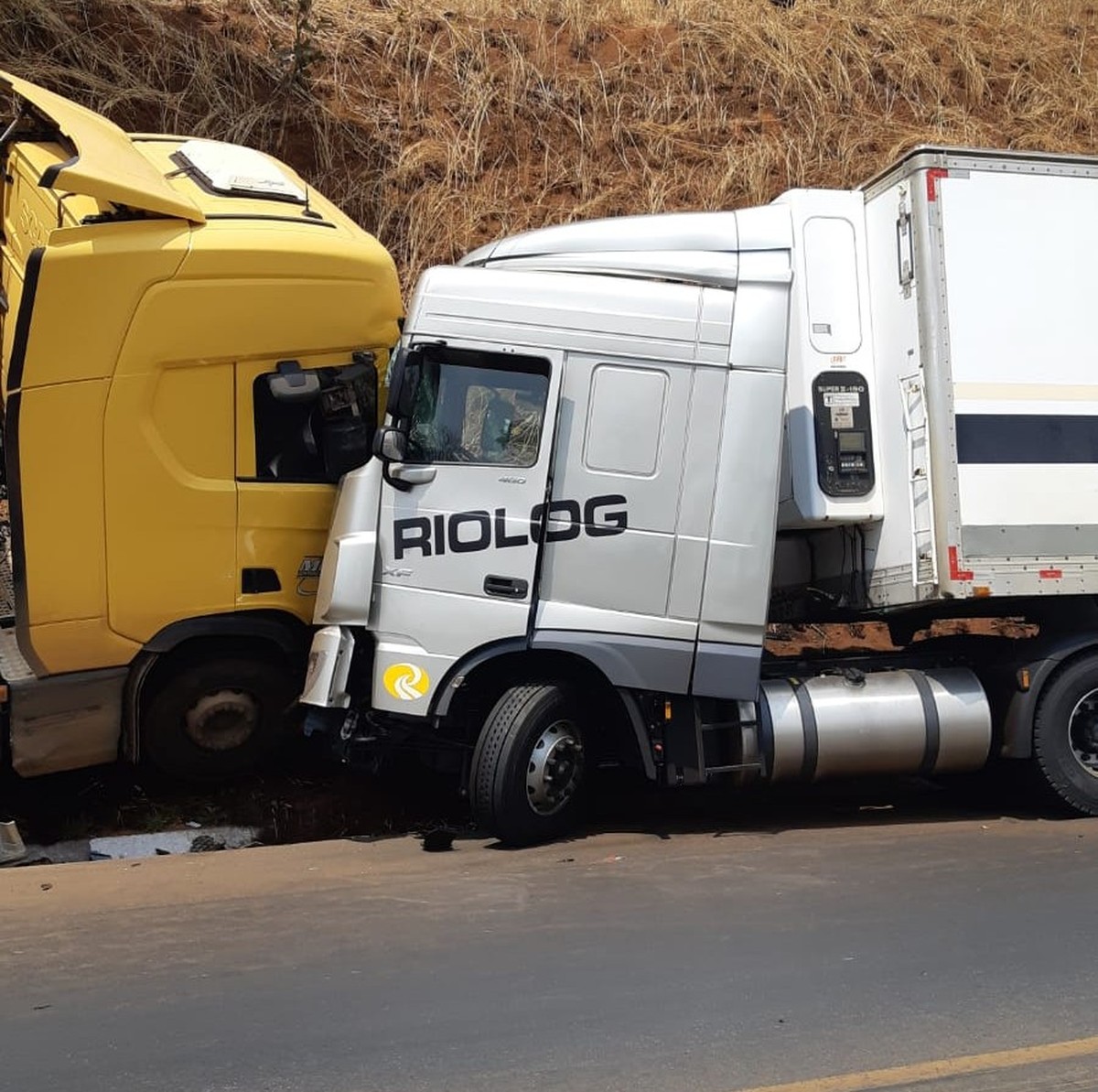 Batida entre três veículos deixa duas pessoas feridas na BR-365, em Patos de Minas | Triângulo ...