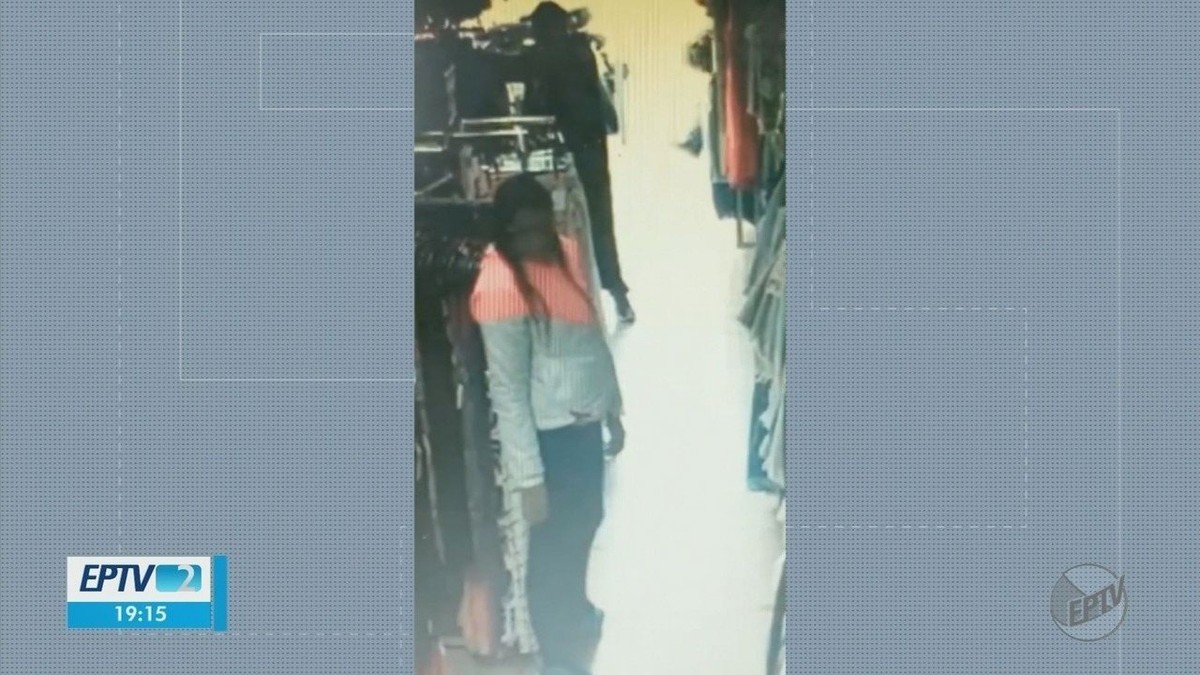 Câmeras Flagram Trio Furtando Peças De Roupas Em Comércio De Itajubá
