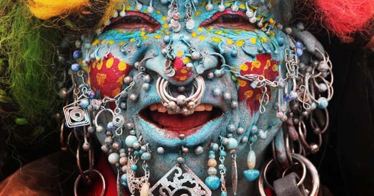 G1 - Com mais de 6 mil piercings, recordista se apresenta em festival ...