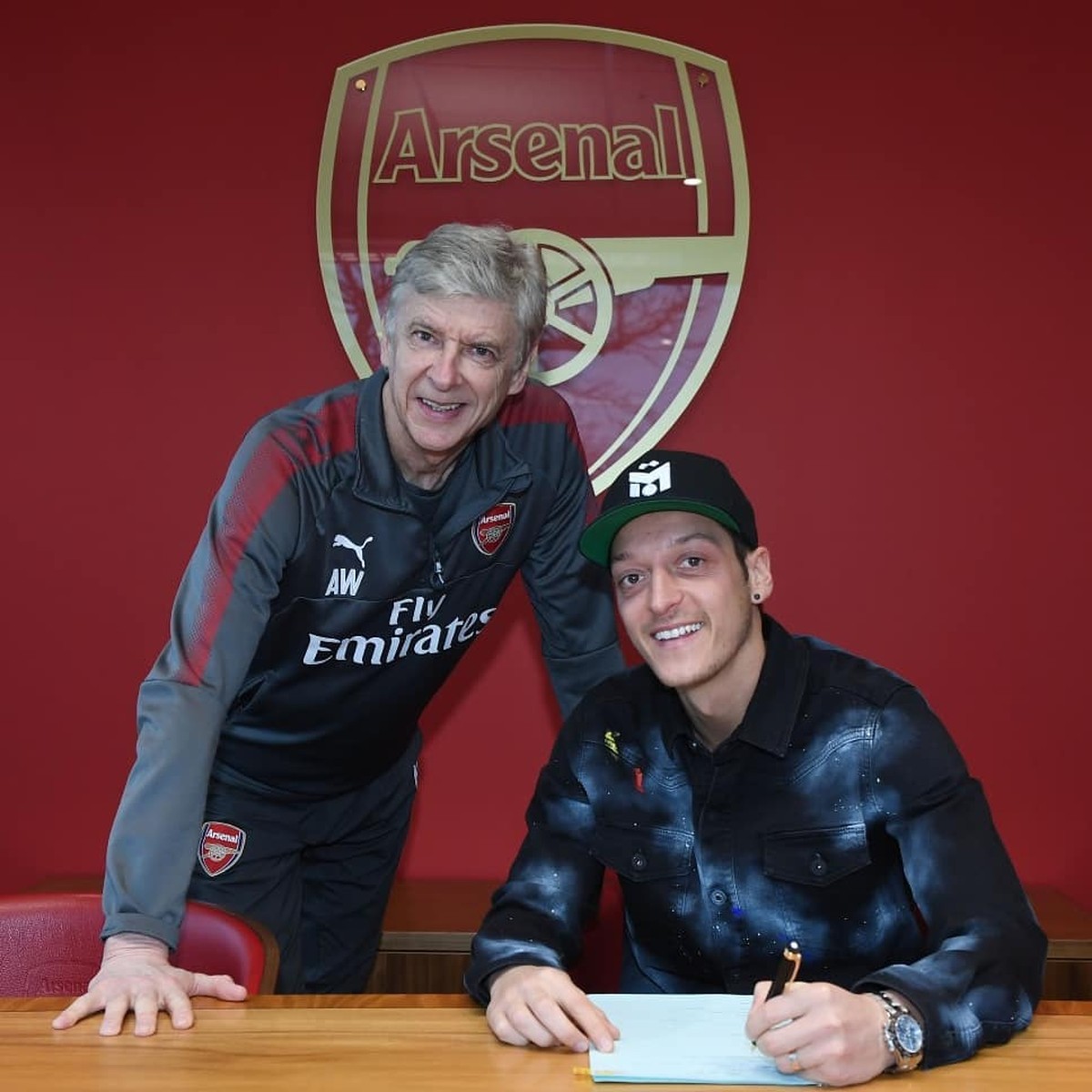 Após janela movimentada, Arsenal oficializa a renovação de Özil até ...