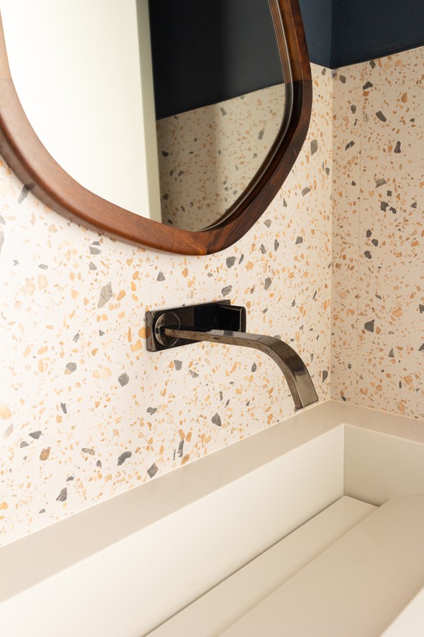 Décor do dia: lavabo com granilite e teto colorido - Casa Vogue | Décor do dia