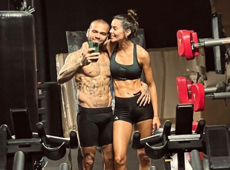Daniel Alves posa com a esposa, Joana, na academia: 'Foco na missão' | GQ | GQ