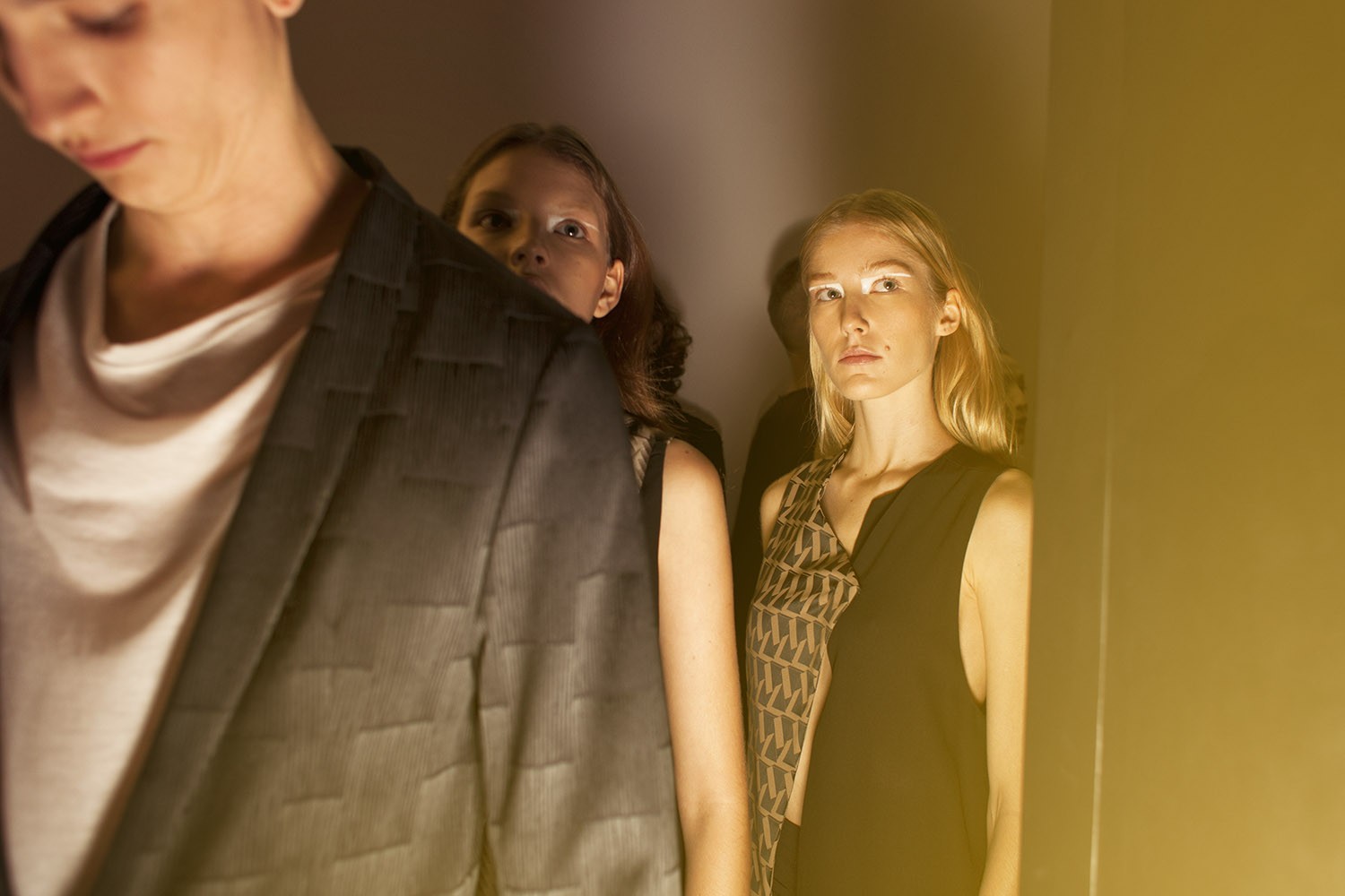 Ratier segue em sua trilha minimalista cool | Desfiles | Vogue