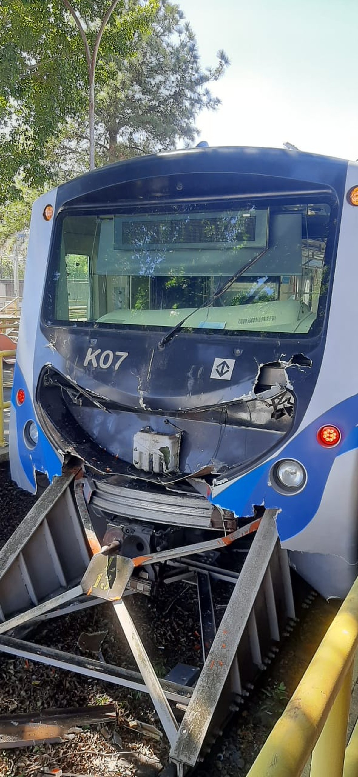 Trem da Linha 3-Vermelha do Metrô que manobrava em pátio bate em ...