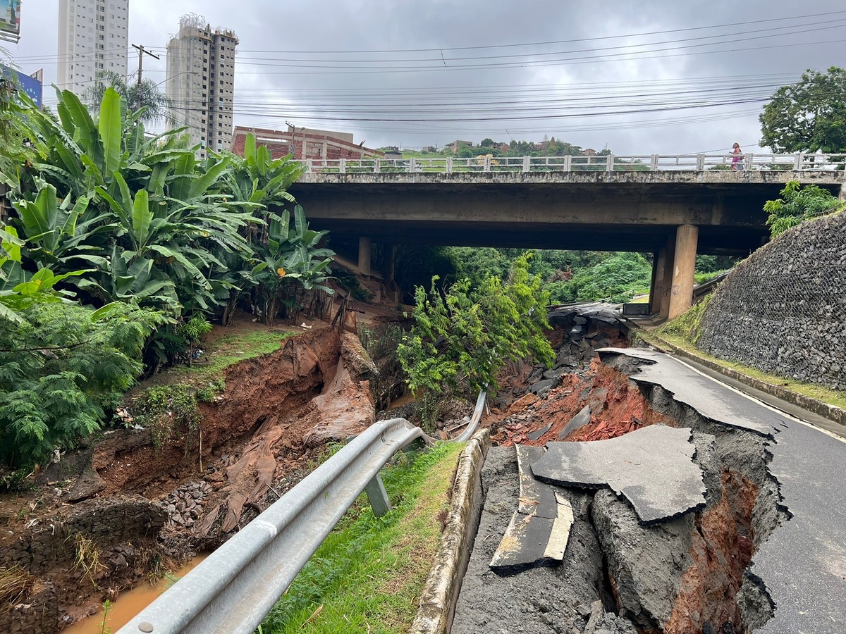 Após chuva, cratera se forma, 'engole' guard-rail e parte de avenida em ...